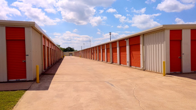 Self & Vehicle Storage Facilities in Southeast TX | Express Self-Storage